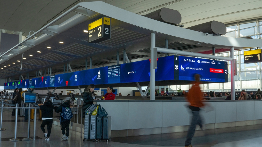 JFK Airport Guides Travelers with Nanolumens LED Displays | Nanolumens