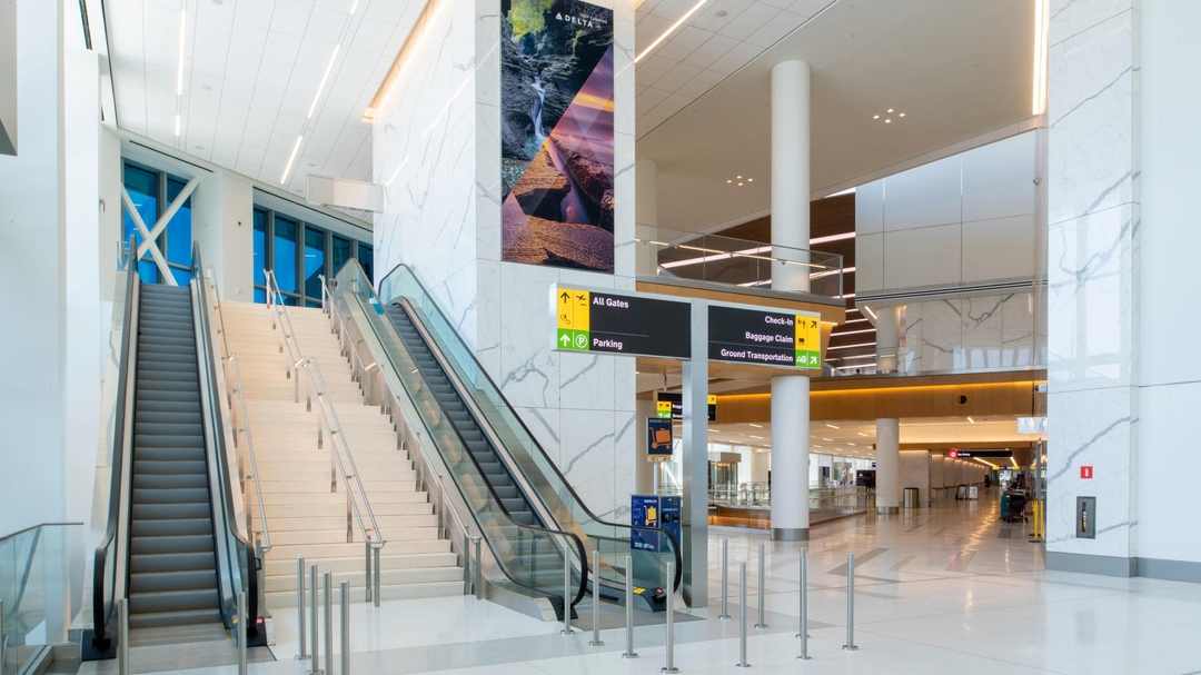 Enhancing the Travel Experience: How Digital Signage is Revolutionizing ...